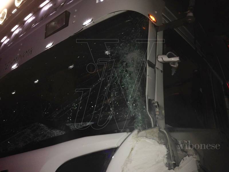 Tir finisce sul guardrail nel tratto vibonese dell’A2: parte del carico ... Tir finisce sul guardrail nel tratto vibonese dell’A2: parte del carico ...