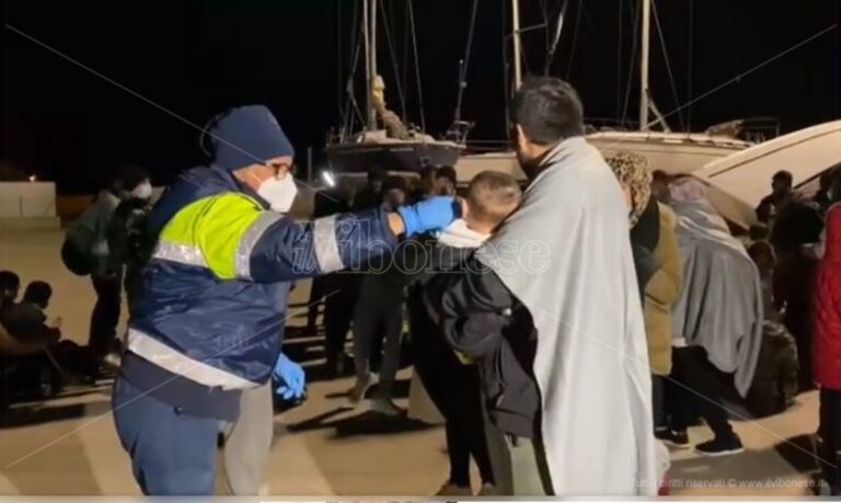 Nuovo sbarco di migranti in Calabria: giunti in novanta nel porto di ... Nuovo sbarco di migranti in Calabria: giunti in novanta nel porto di ...