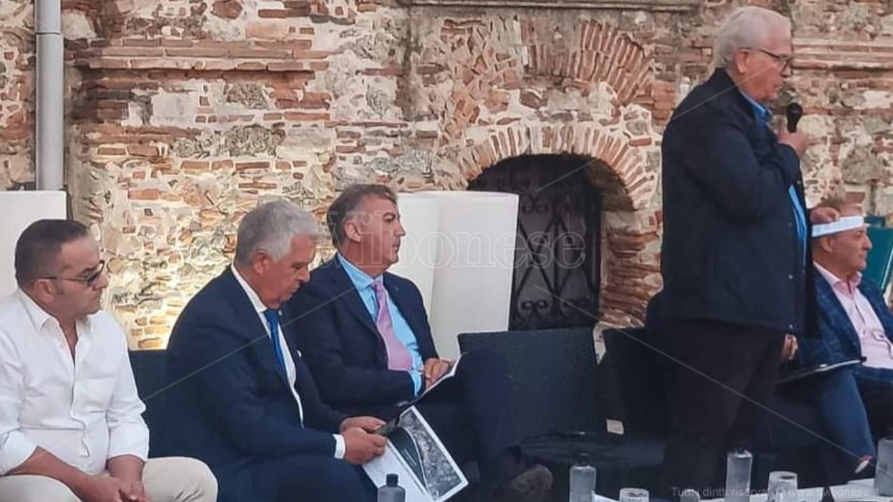 La rete fognaria di Nicotera inquina il mare: la denuncia dei comitati ... La rete fognaria di Nicotera inquina il mare: la denuncia dei comitati ...