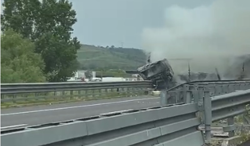 Incidente sul tratto vibonese dell’autostrada: a fuoco due mezzi Incidente sul tratto vibonese dell’autostrada: a fuoco due mezzi